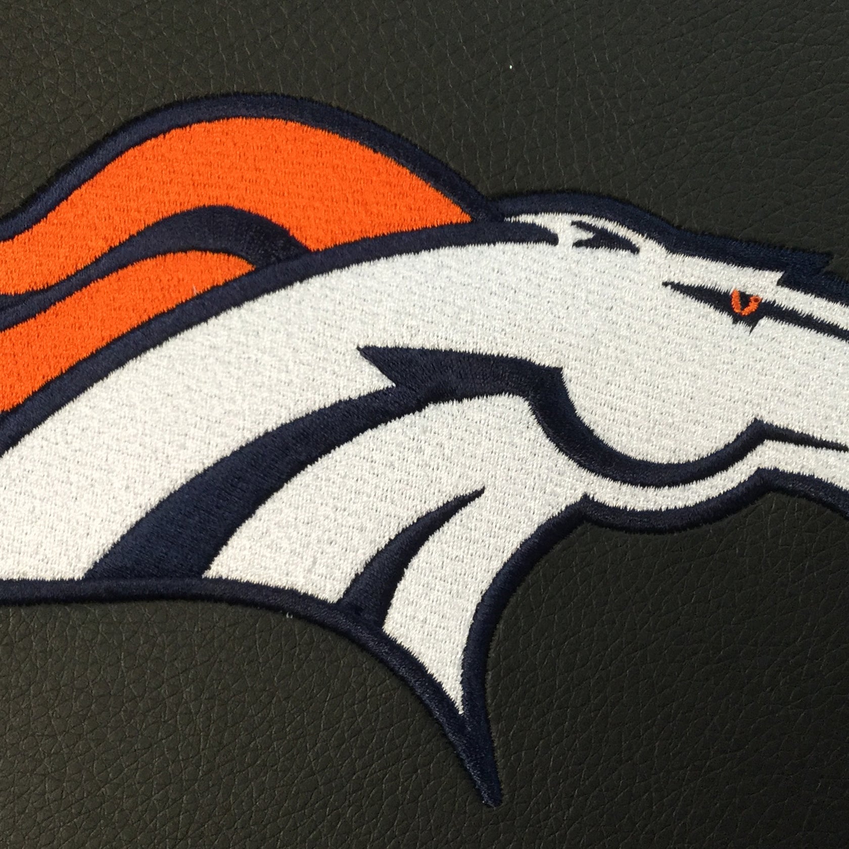Xpression Pro Gaming Chair with Denver Broncos Primary Logo – Zipchair